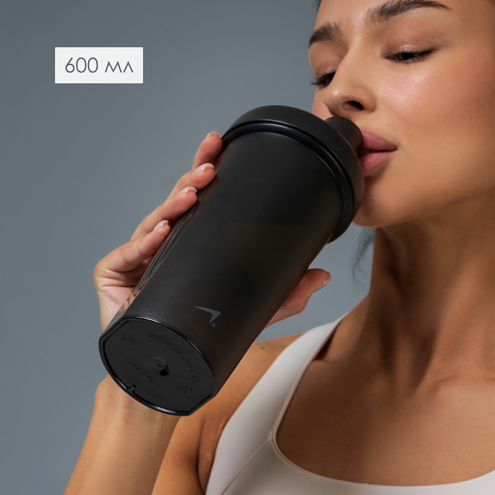 Шейкер для спортивного питания 600 мл, черный, особенности: с мерной шкалой