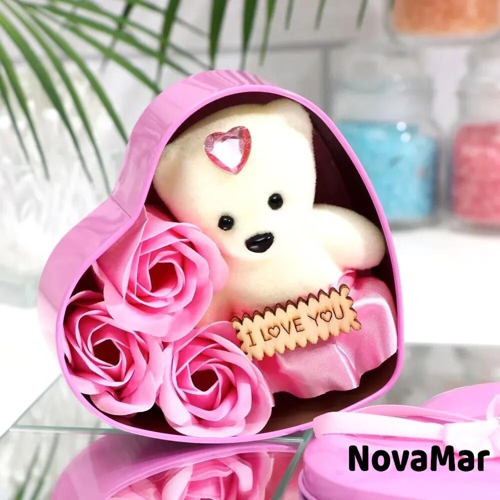 Подарочный букет из мыльных роз и плюшевого мишки в коробке на День святого Валентина