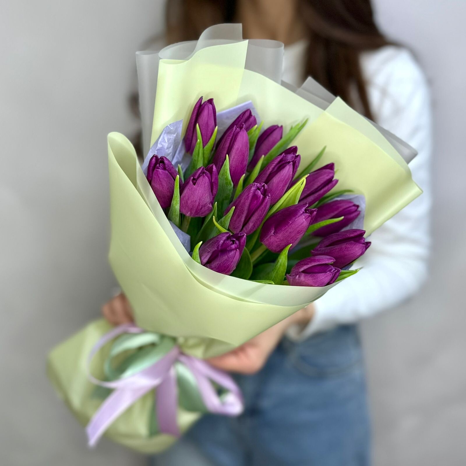 Букет из 15 сиреневых тюльпанов в матовой упаковке | Турбофлора