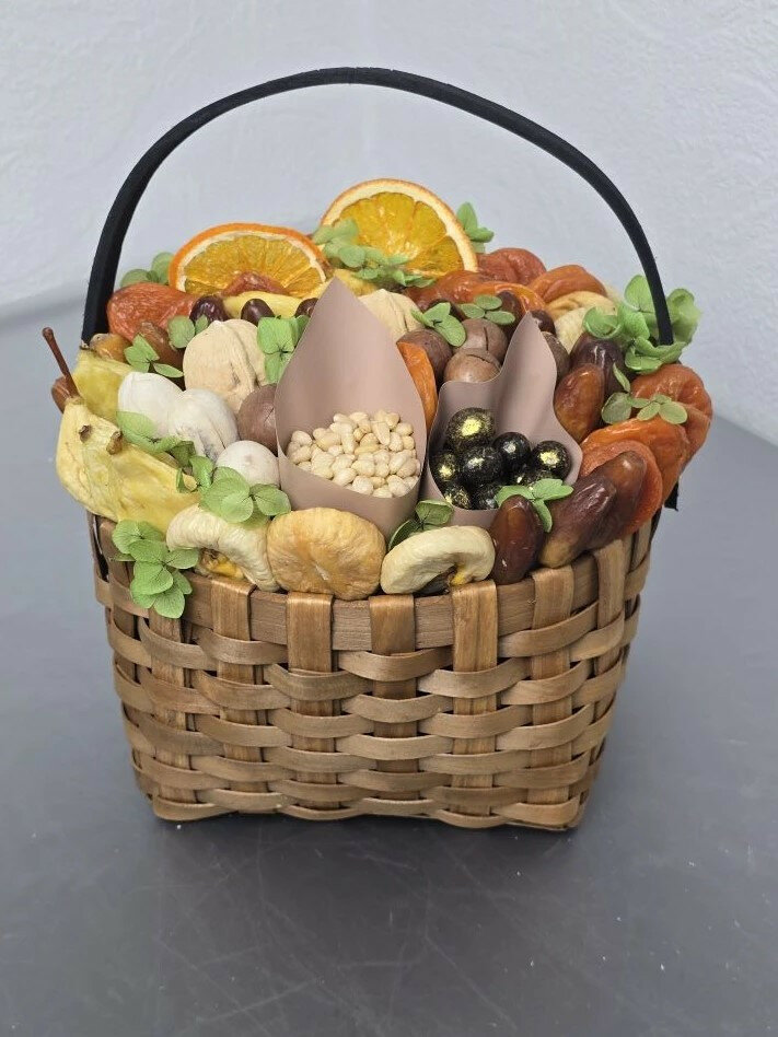 Подарочная корзина с гортензией, сухофруктами и орехами (BuketOnline)