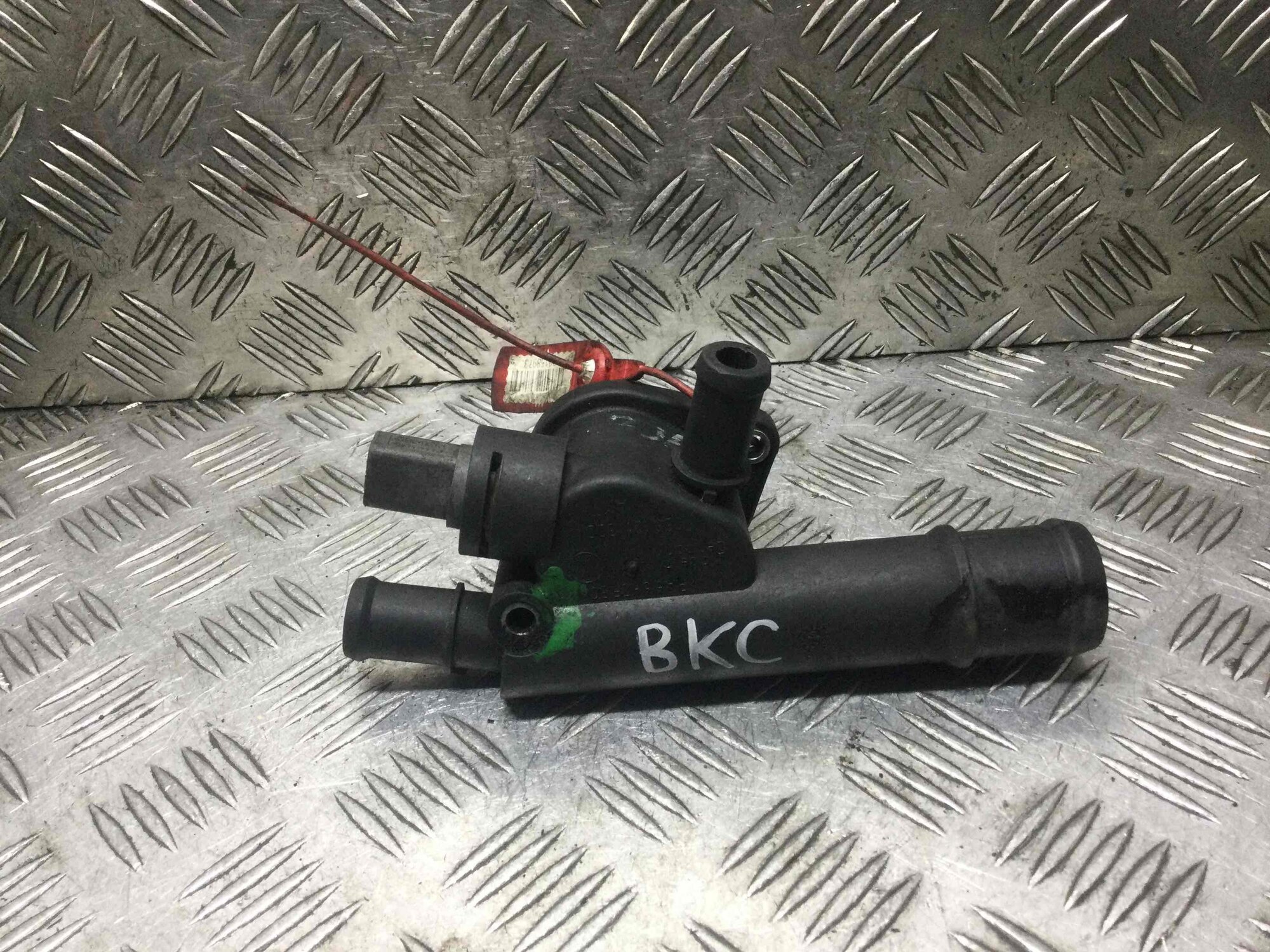 Б/У Фланец (тройник) системы охлаждения Volkswagen Passat B5+ [рестайлинг] (2000-2005) 2005 г.