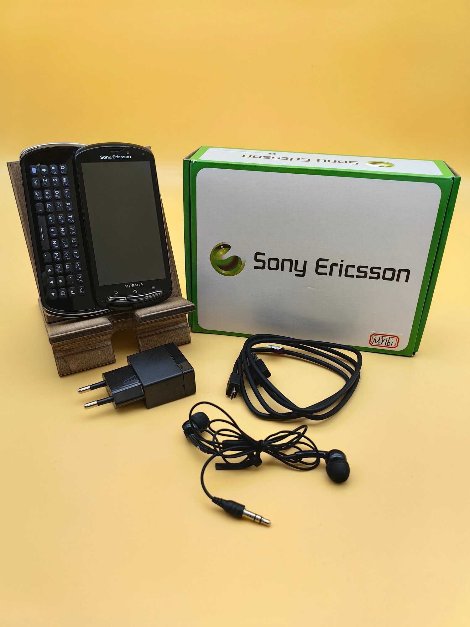 Мобильный кнопочный телефон слайдер Sony Ericsson Xperia pro (MK16i), Черный