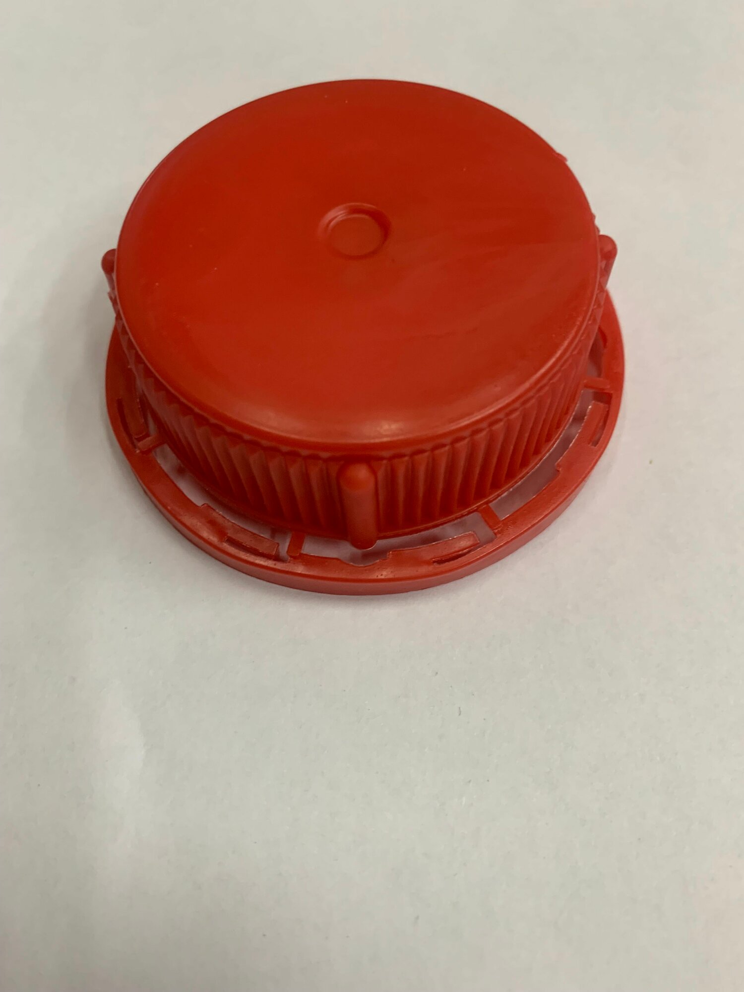 Крышки 2 шт красные для пластиковой канистры с наружным диаметром резьбовой части горловины канистры (вместе с резьбой !) 54-55мм