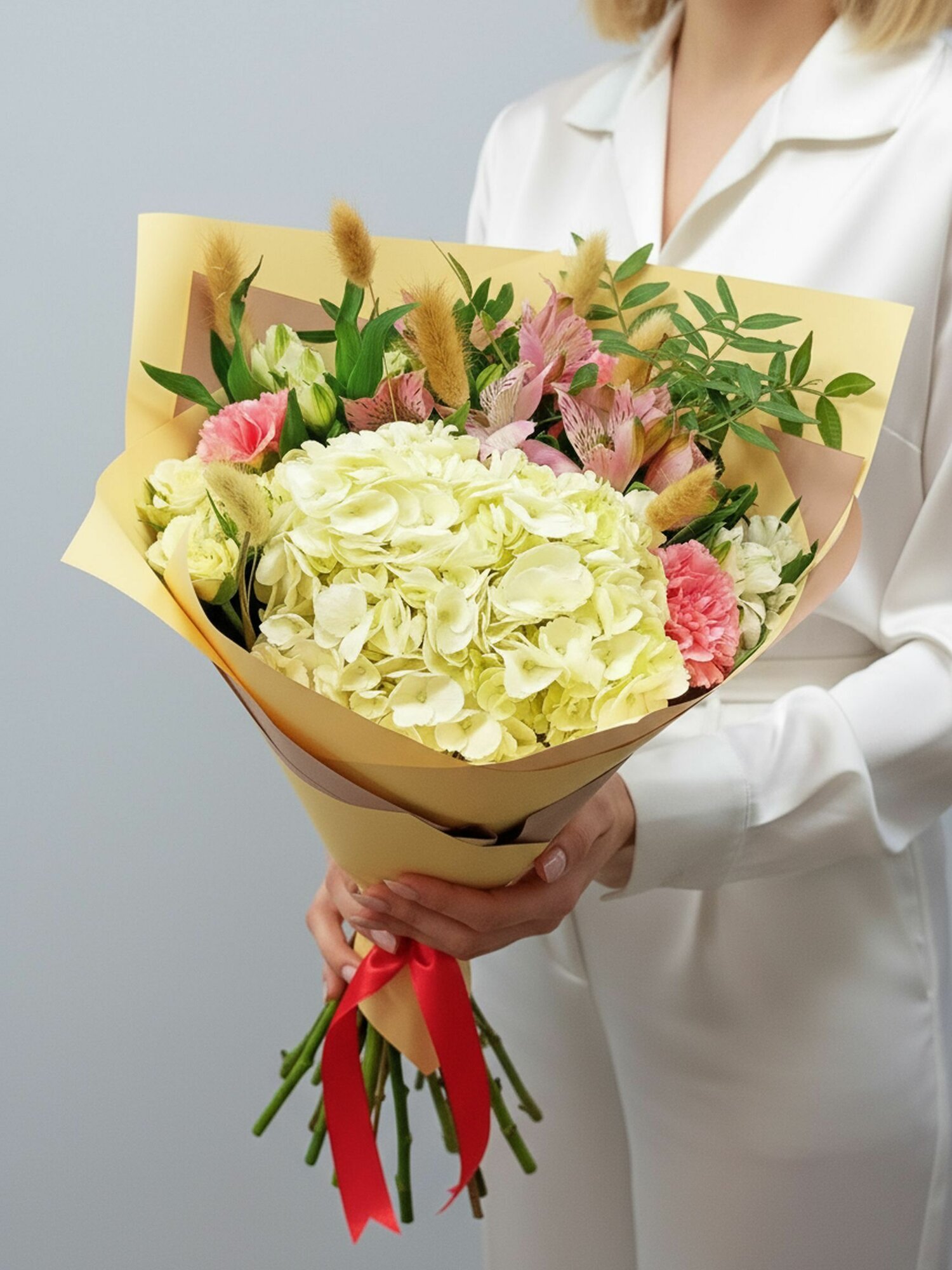 Букет с гортензией "Карамель", альстромерия, розы, лагурус, 30х45 см.