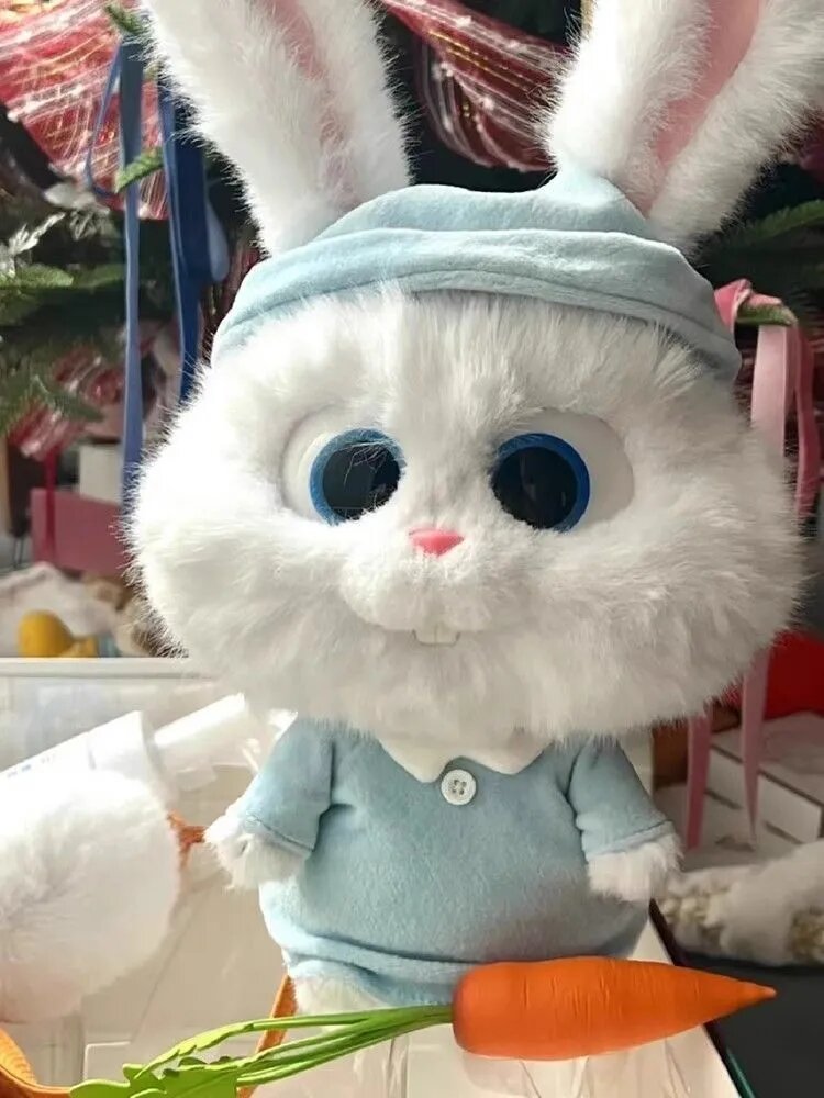 Мягкая игрушка Тайная жизнь домашних животных / The Secret Life of Pets - кролик Снежок в пижаме с морковкой 30 см — фото 1