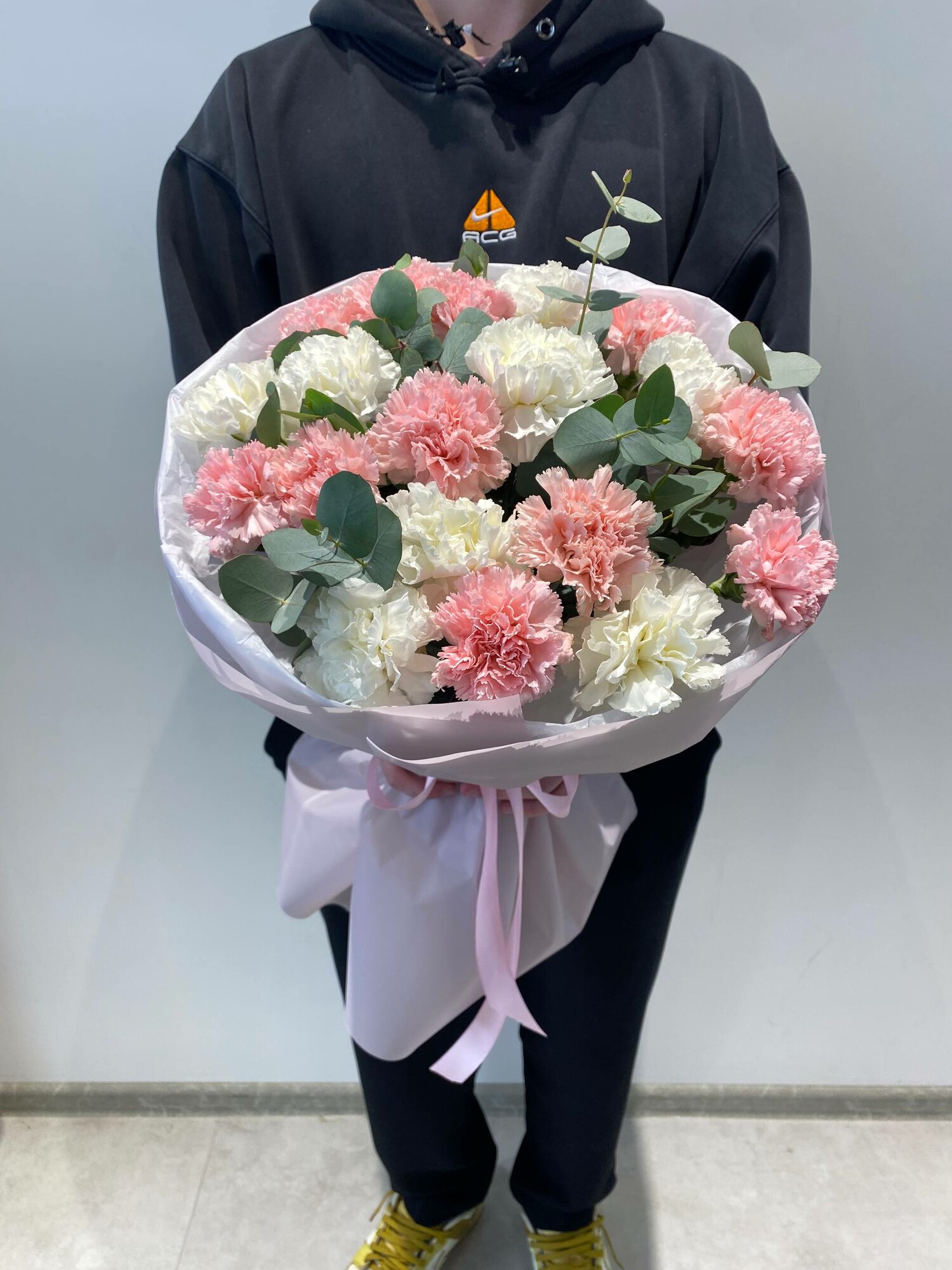 Букет цветов диантус 19 шт. с эвкалиптом, подарок