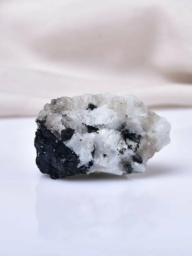 Натуральный камень "черно -белый лунный камень" не был обработан (3-5 см 1 шт)