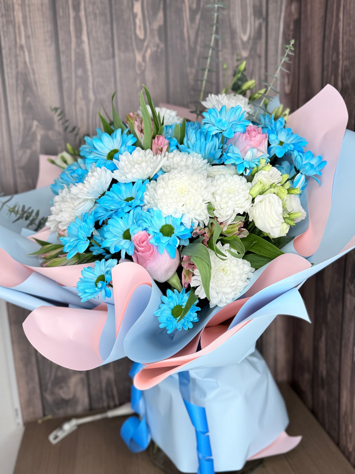 Букет живых цветов с разноцветными хризантемами , эустомой- для мамы, бабушки , девушки , на любой повод