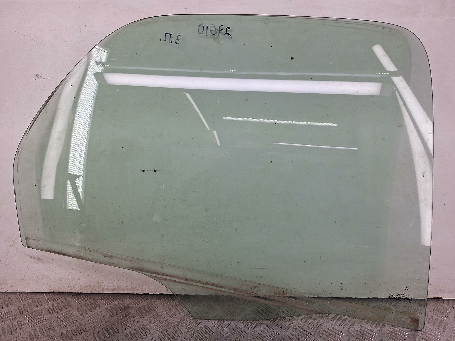 Стекло двери задней правой Citroen Xsara Picasso рест. 2009