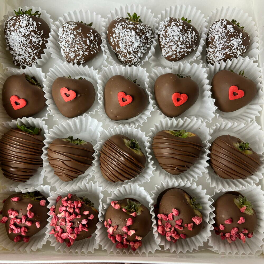 Клубника в шоколаде, набор ягод клубники в молочном шоколаде "Тет а Тет" 20 ягод