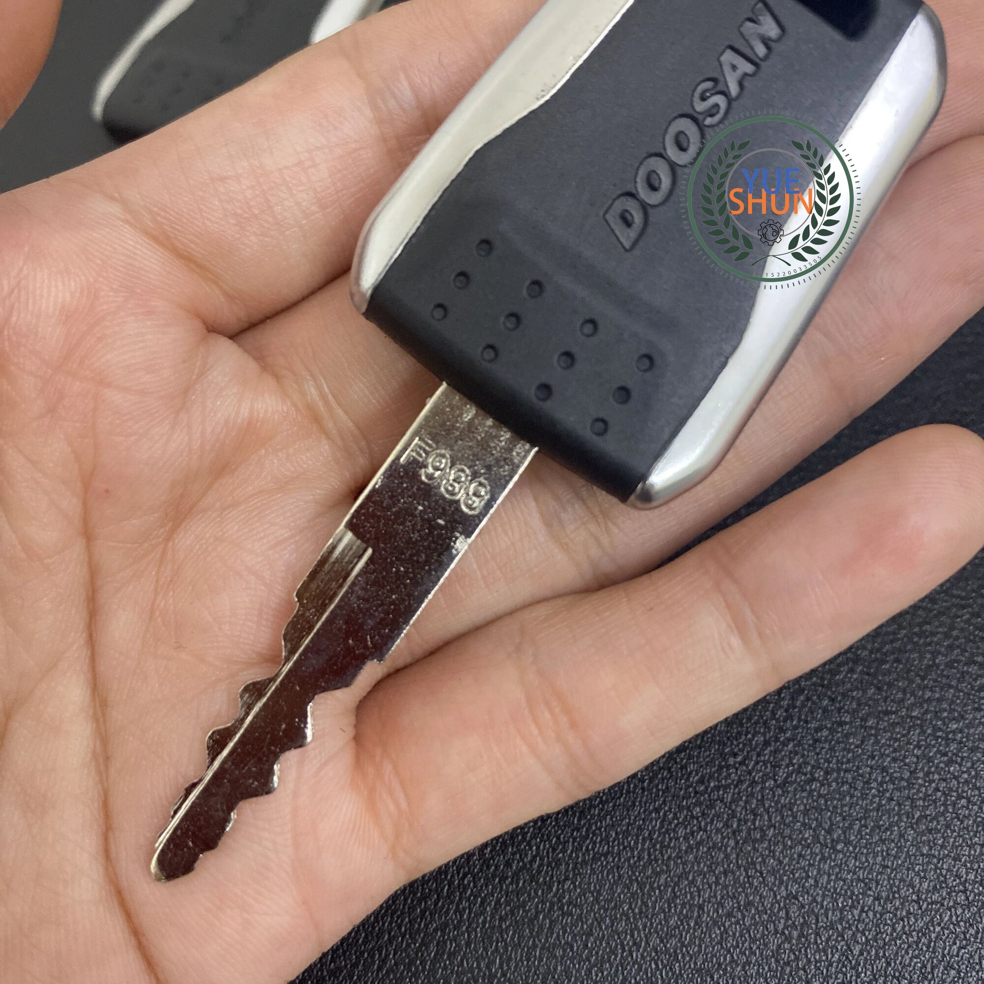 Экскаватор Doosan Daewoo DX55 60 75 150 200 21 ключи зажигания и открытия двери для начала: 1 шт.
