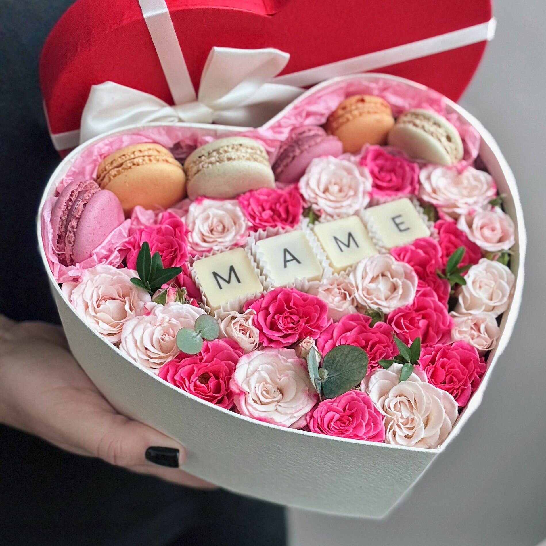 Цветы в коробке. Кустовые розы, бельгийский шоколад, макарони. Подарок маме