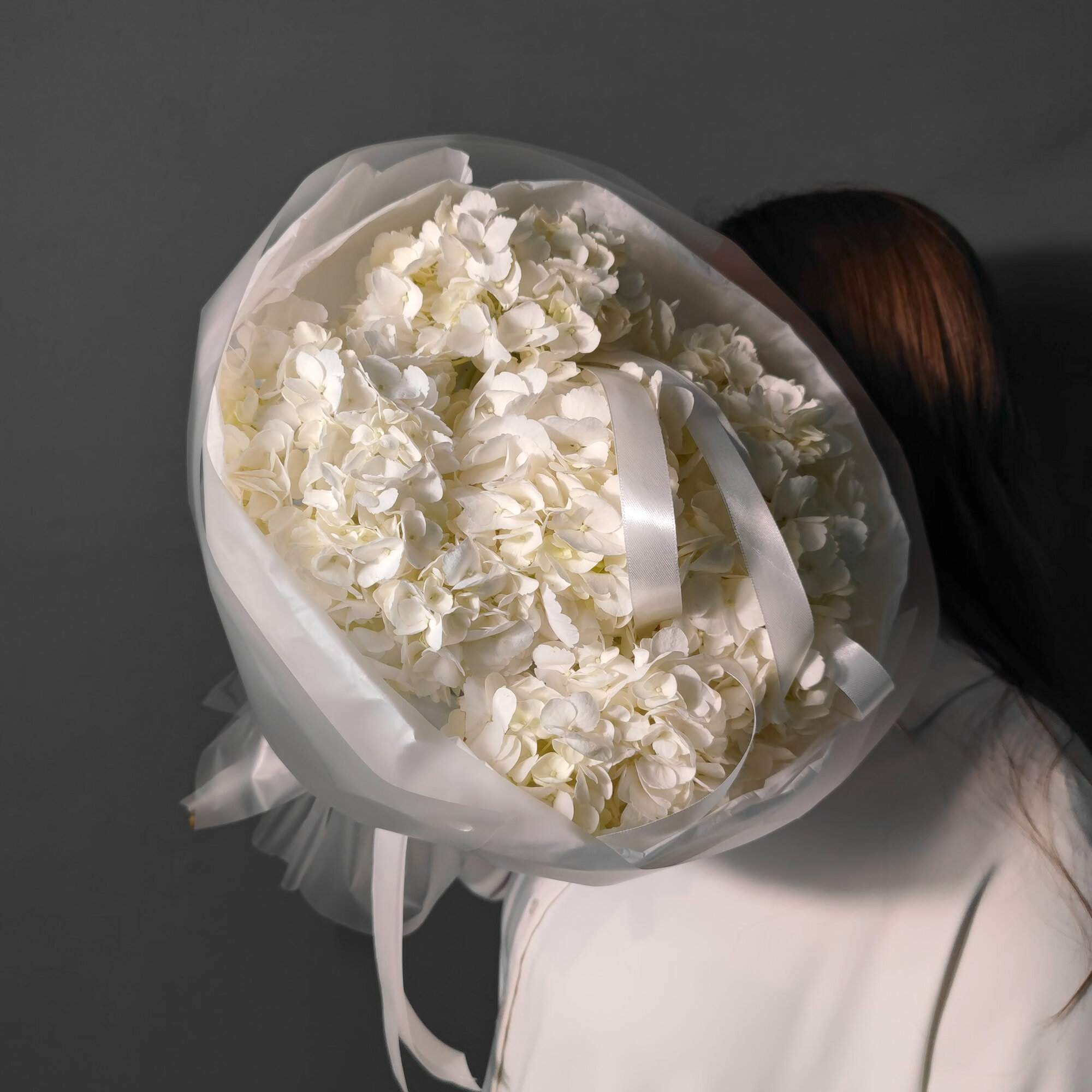 Цветы / Большой букет из 5 белых гортензий с декоративными лентами в матовой упаковке