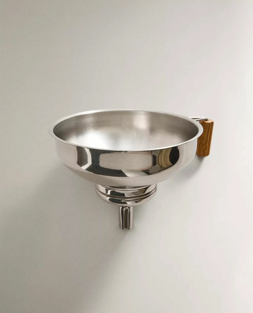 Воронка кухонная ZARA HOME 8249/333/820 - с деревянной ручкой, 1 шт, 14 х 14 х 6.5 см, цвет стальной