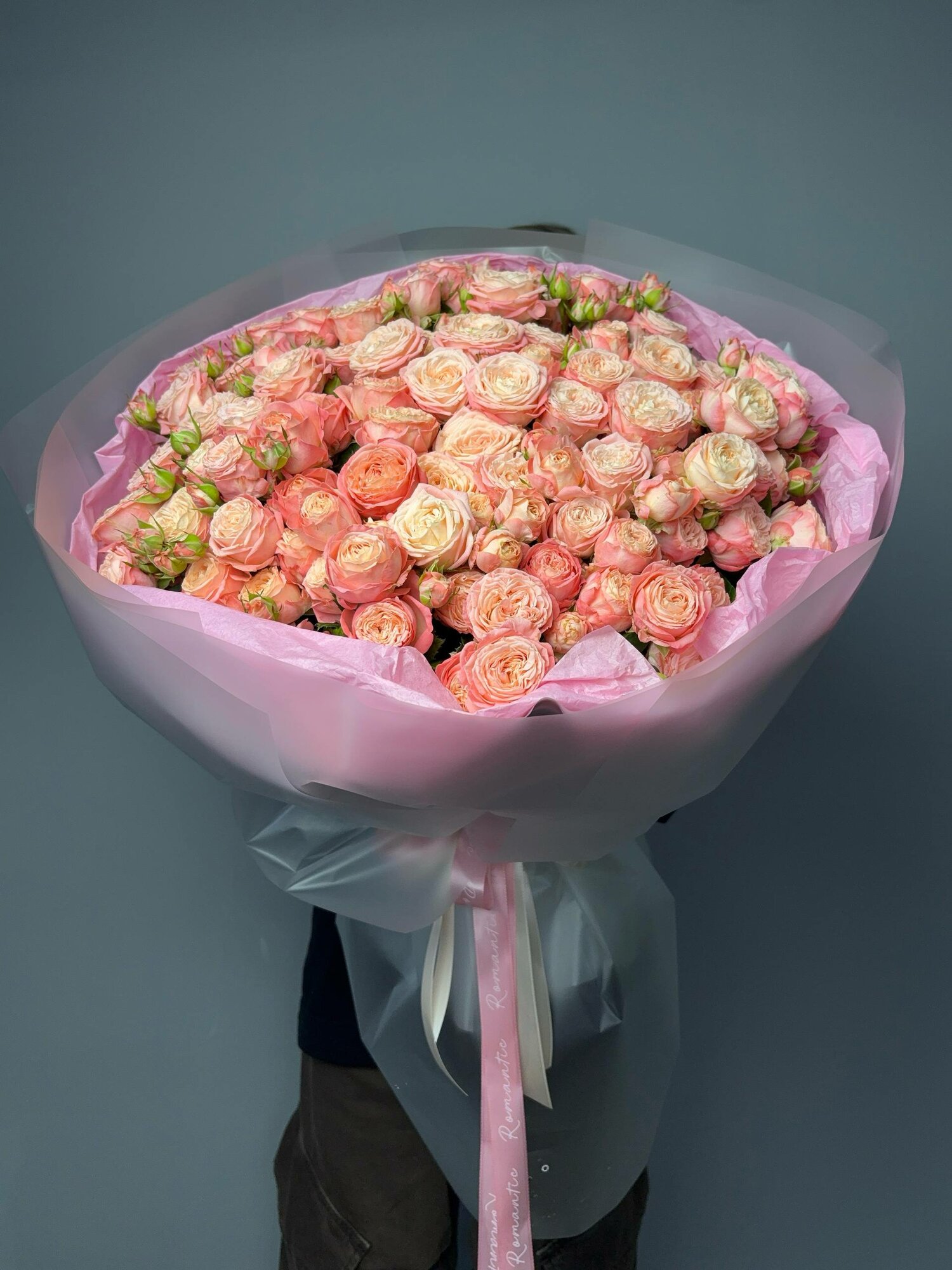 FRESH FLORA Розовый Объём: монобукет из 70 кустовых роз – купить свежие цветы с доставкой в Москве