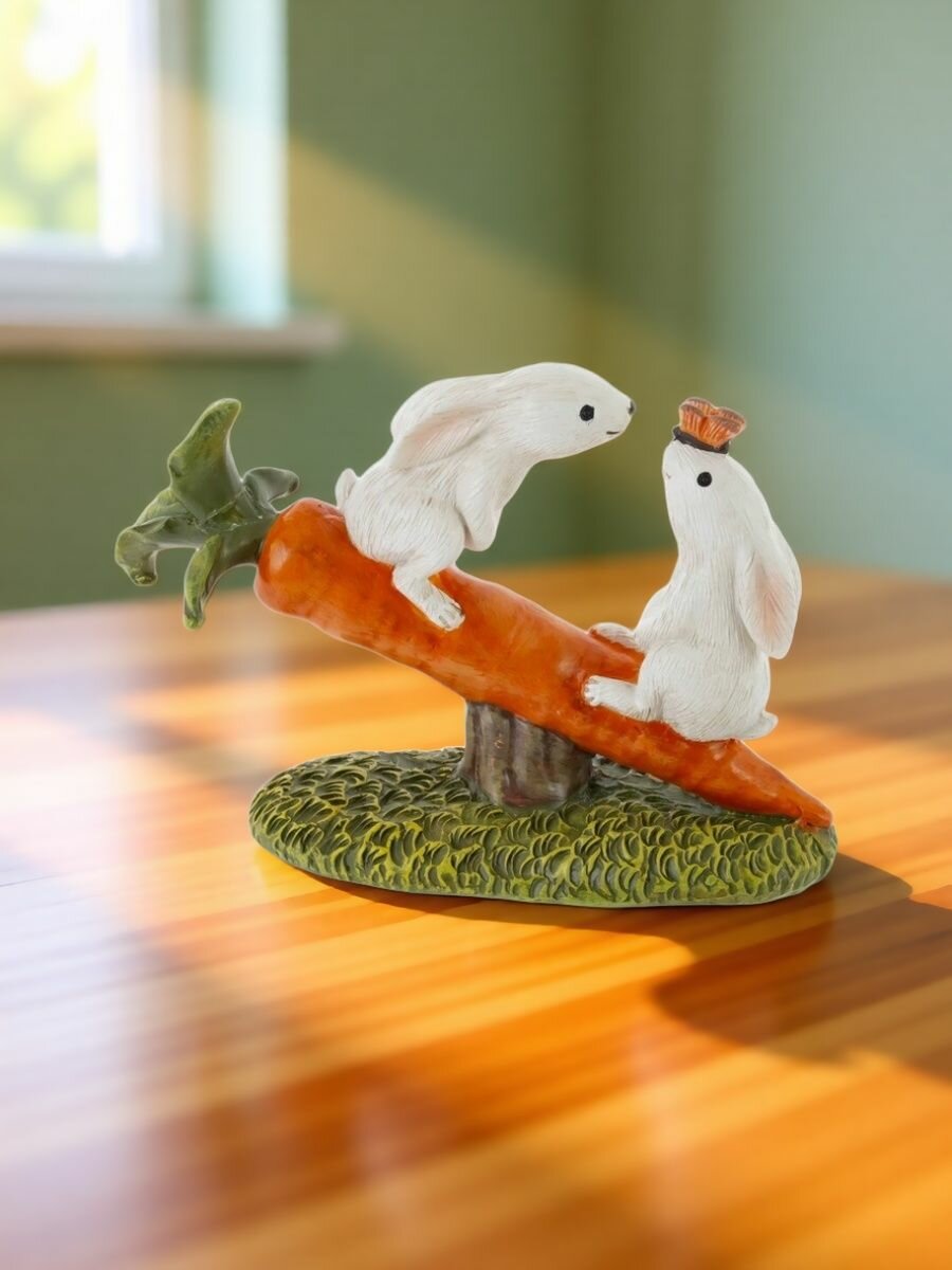 Фигурка Astrid TRADING HOUSE "Зайцы на морковке", полистоун, высота 5 см