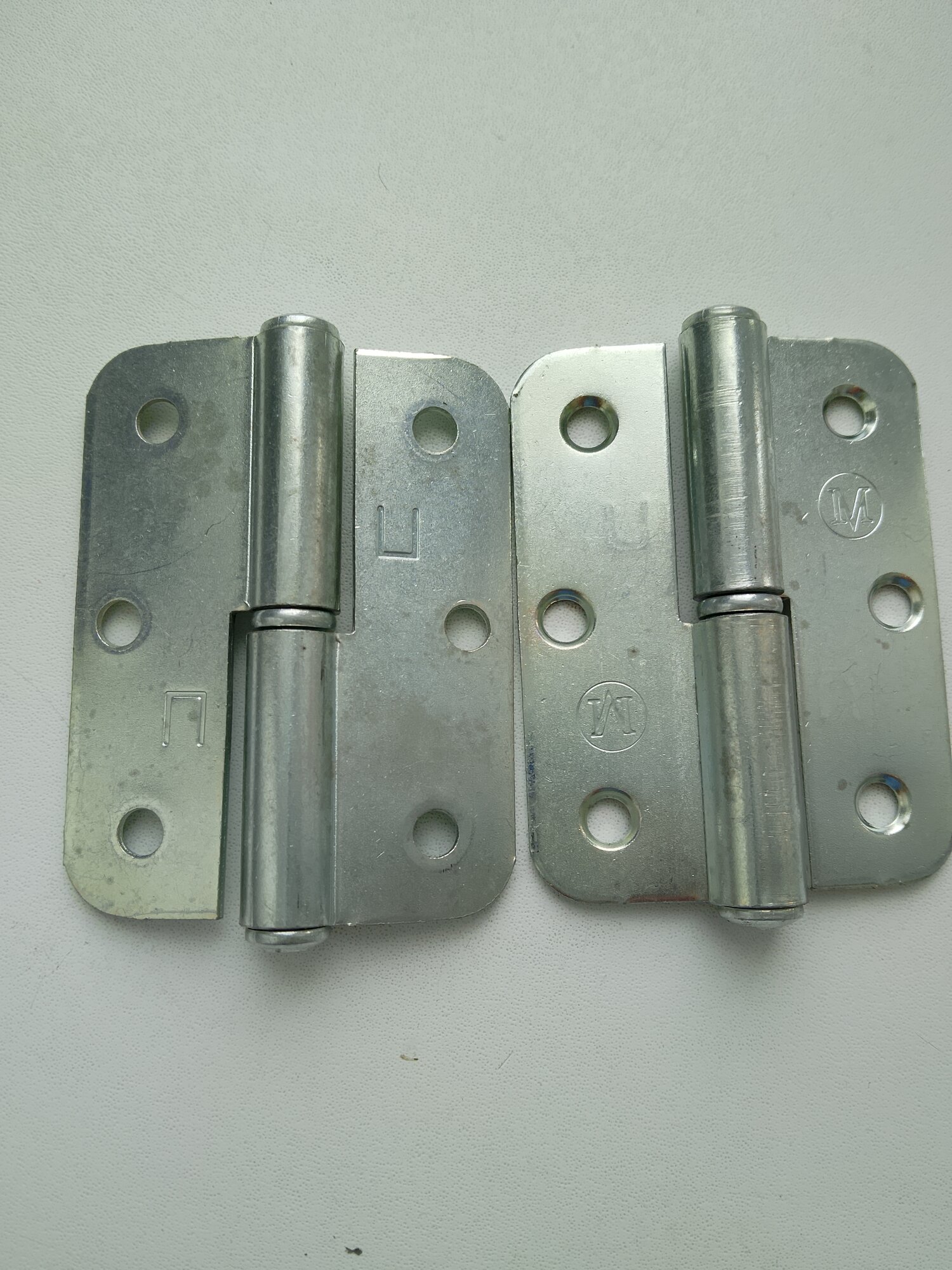 Петли дверные оцинкованные 70 мм правые в комплекте 2 штуки.