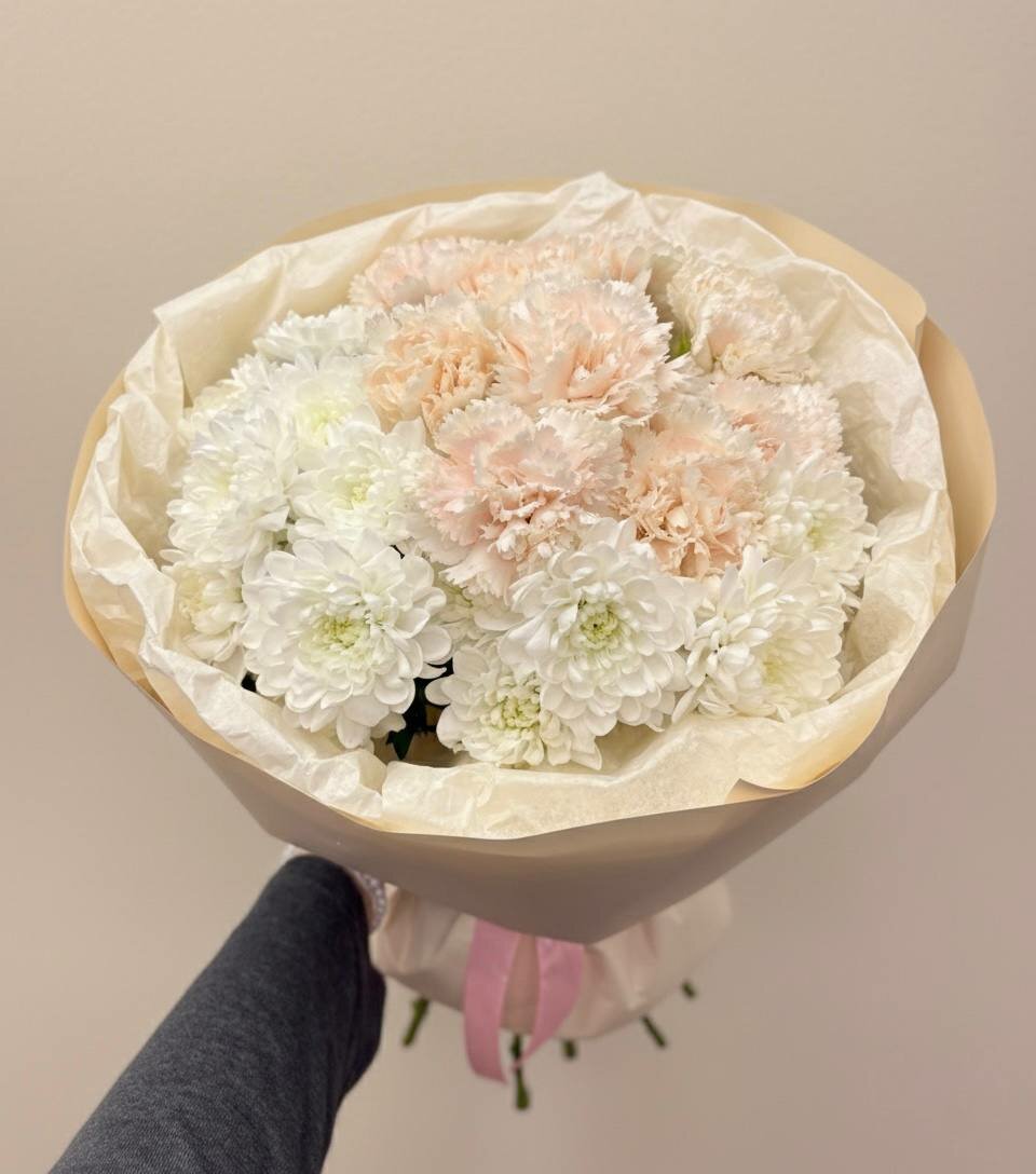 Авторский букет из гвоздики диантус кремовая и белой кустовой хризантемы