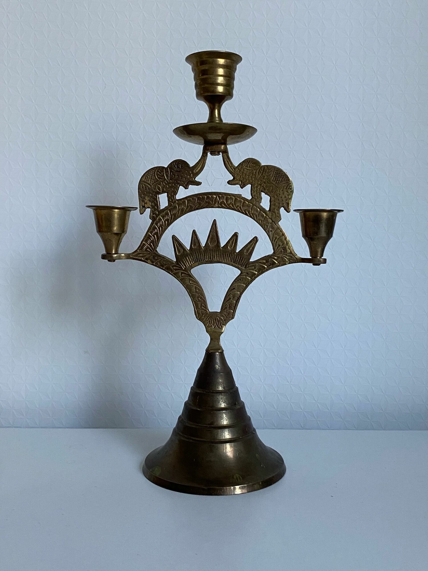 Канделябр на 3 свечи "Слоны". Индия времен СССР. Латунь. Штихельная работа. Высота: 25 см.