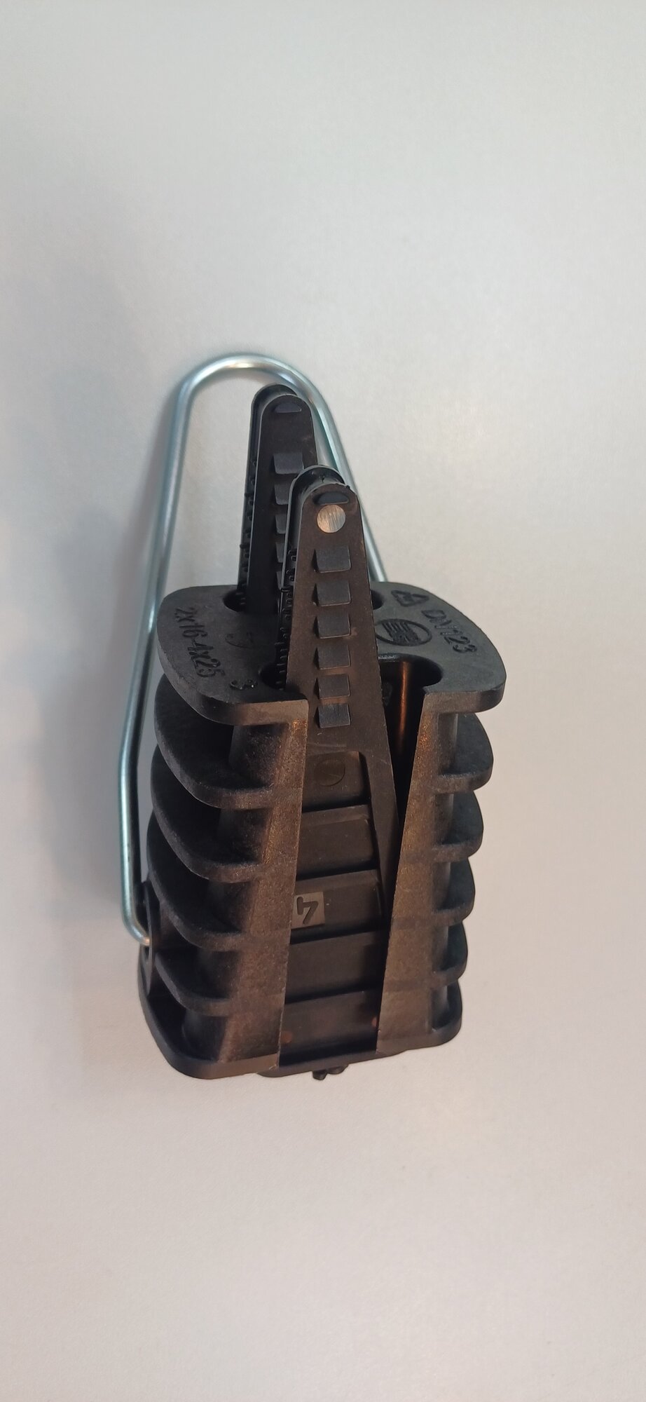 Анкерный зажим Нилед DN123 для проводов, 2-4 жилы, сечение 2x16-4x25мм2, масса 104г