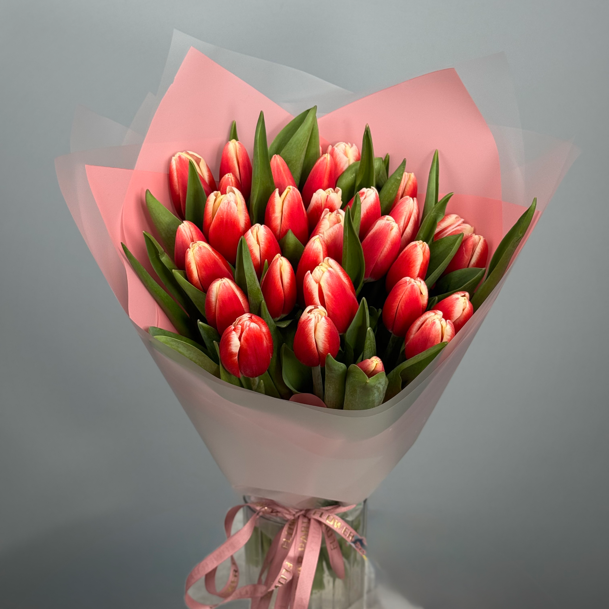 Букет из 31 красных тюльпанов в стильной упаковке. «365 Поводов» - живые цветы с доставкой
