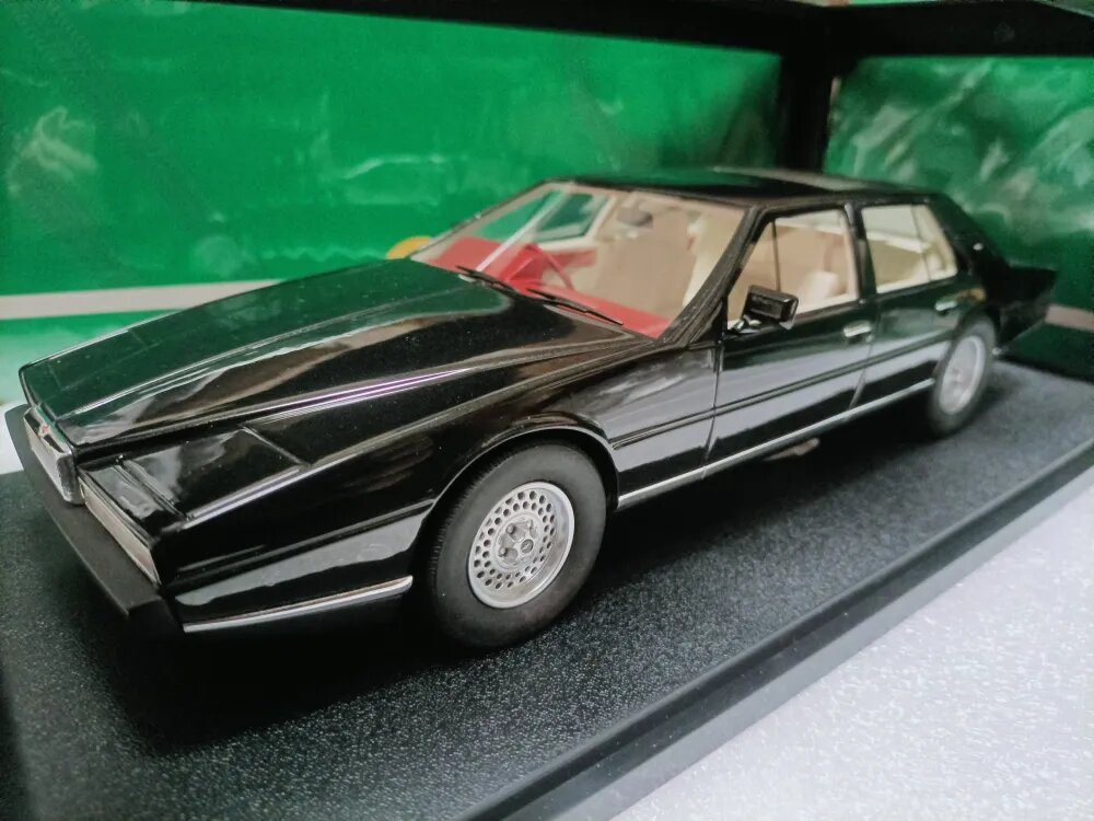 Коллекционная модель роскошного седана Aston Martin Lagonda (версия RHD, правый руль), масштаб 1:18, чёрный цвет