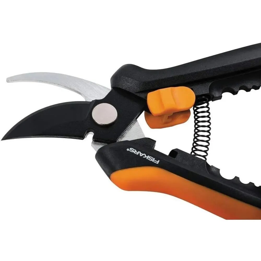 Секатор Fiskars Solid SP14 (1051601) c защитным покрытием лезвий плоскостной тип лезвий сталь — фото 1