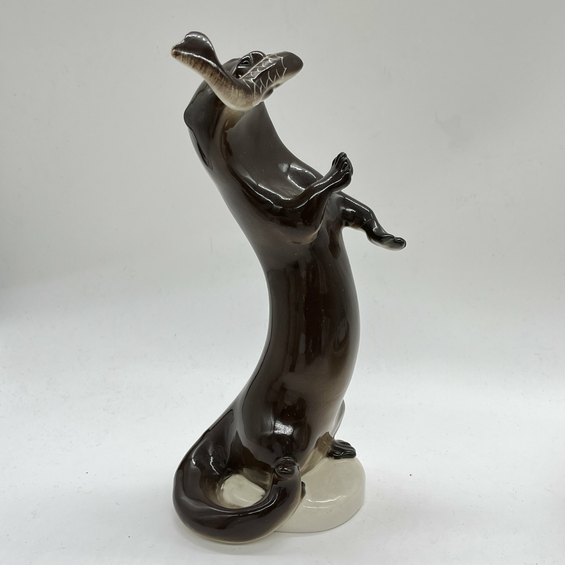 Статуэтка "Выдра с рыбой", скульптор Б. Я. Воробьев, фарфор, роспись, аэрография