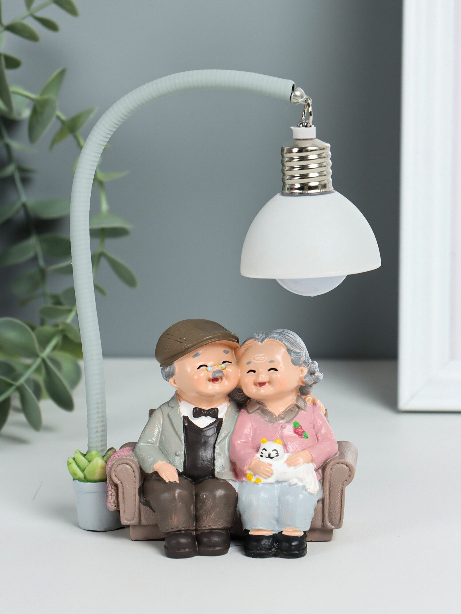 Фигурка световая полистоун "Бабуля с дедулей на диванчике", 10x6x18 см