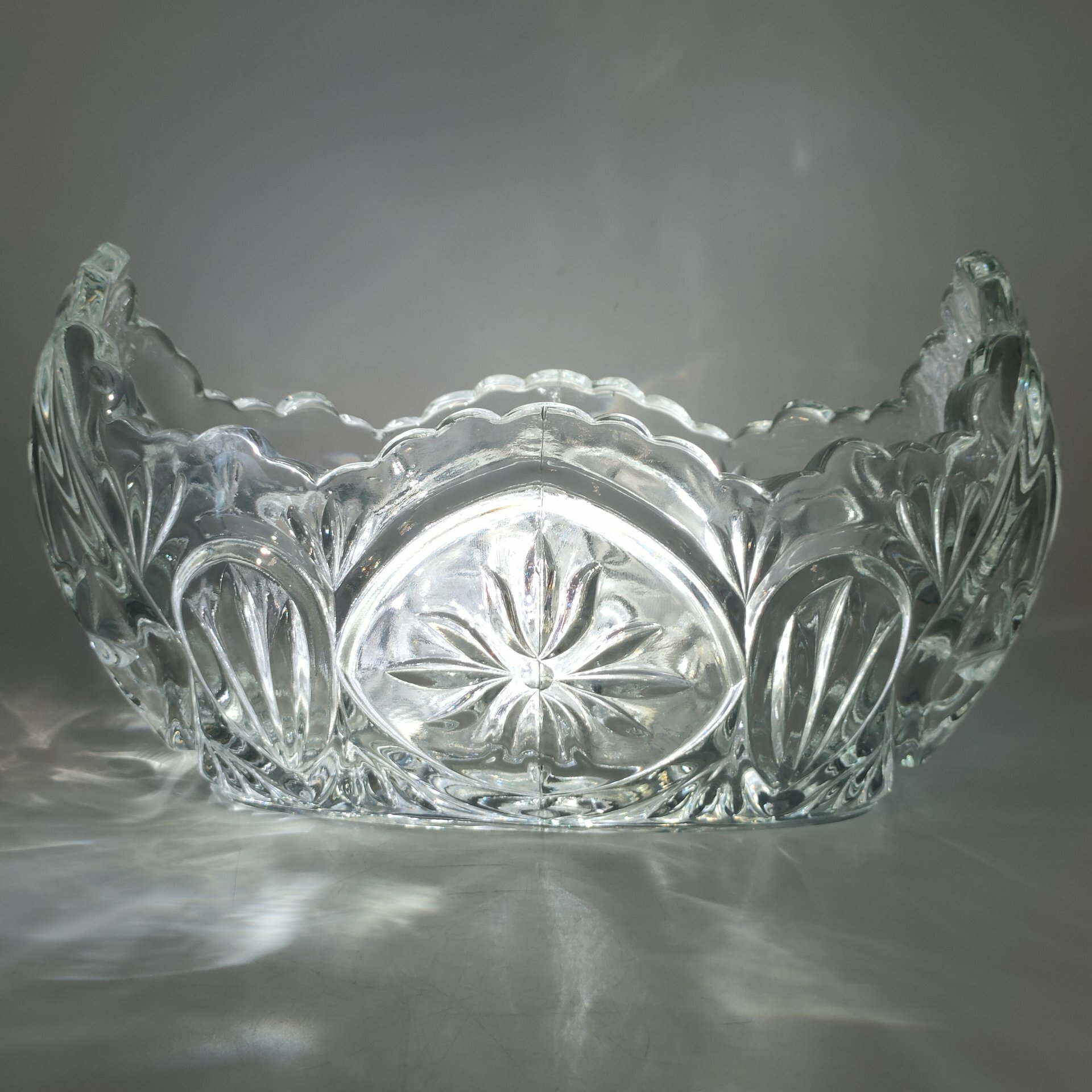 Конфетница в форме ладьи с растительным декором, стекло, пресс, Европа, 1970-1990 гг.