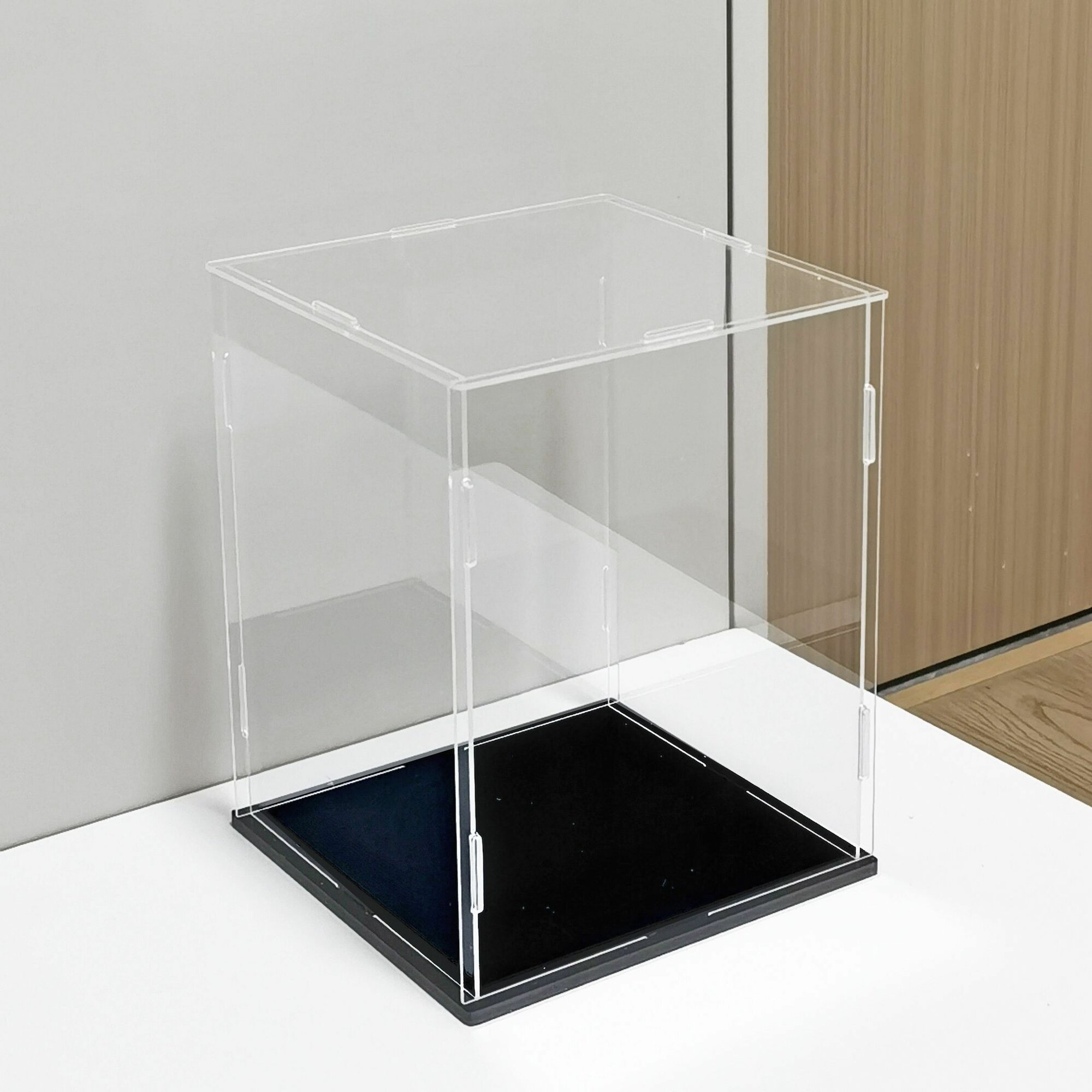 Прозрачная акриловая витрина / подходит для моделей, фигурок и кукол.