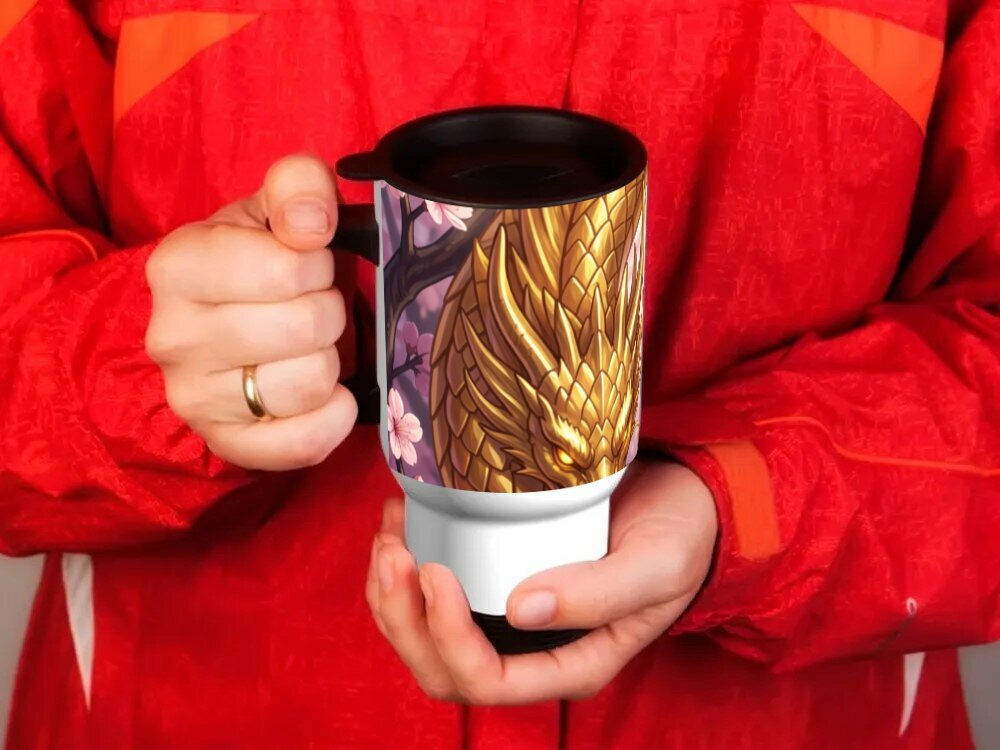 Тремокружка для авто с принтом "Золотой дракон среди сакуры. Фэнтезийный восточный змей с сияющей чешуей, свернутый в круг на фоне нежно-розовых цветущих ветвей." 0.5 л.