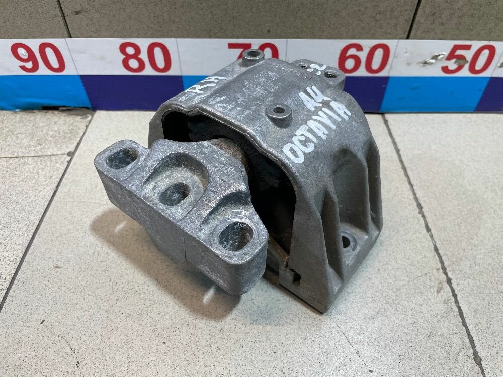 Опора двигателя правая Skoda Octavia A4