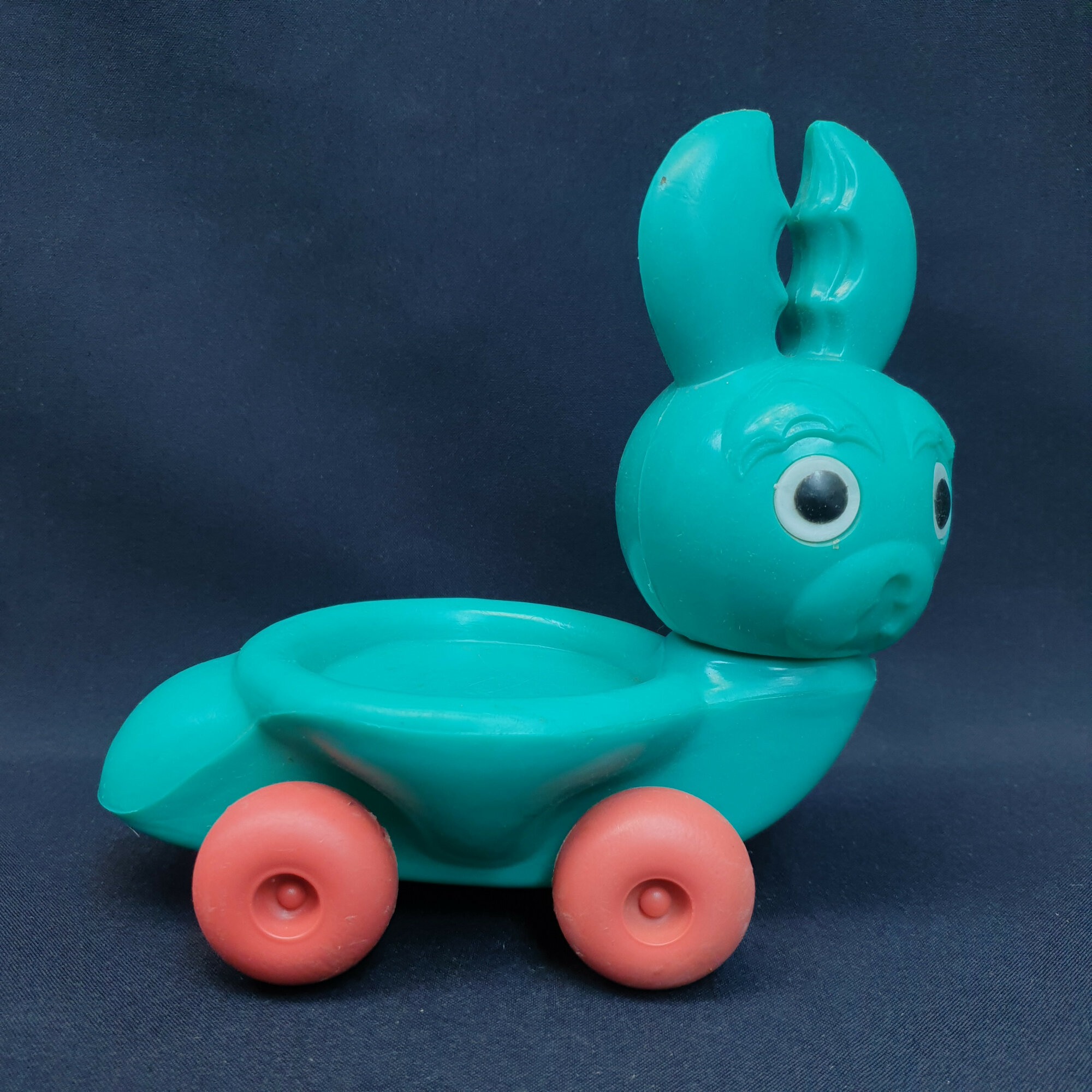 Винтажная игрушка СССР. Каталка зайчик на колесах, детская пластиковая тележка для игры