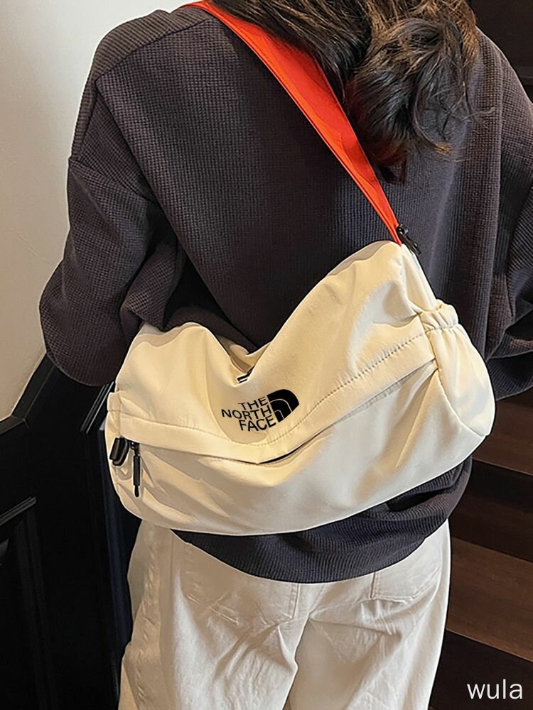 Сумка The North Face на плечо кросс-боди с красной лямкой, много карманов, для учебы и работы, 45 см, устойчивая к погоде, повседневная, женская, из нейлона, для города, стильная, вместительная, удобная — фото 1