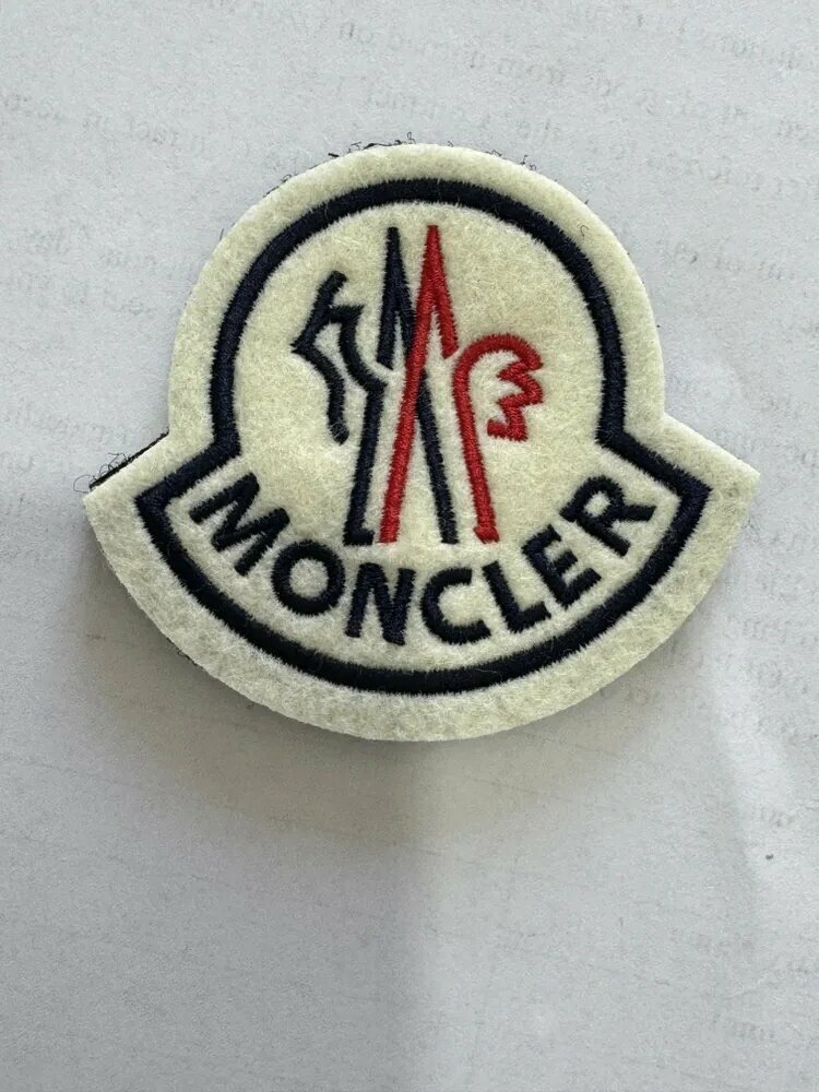 MONCLER; Вышитая тканевая нашивка с застежкой-липучкой, диаметр 73 мм