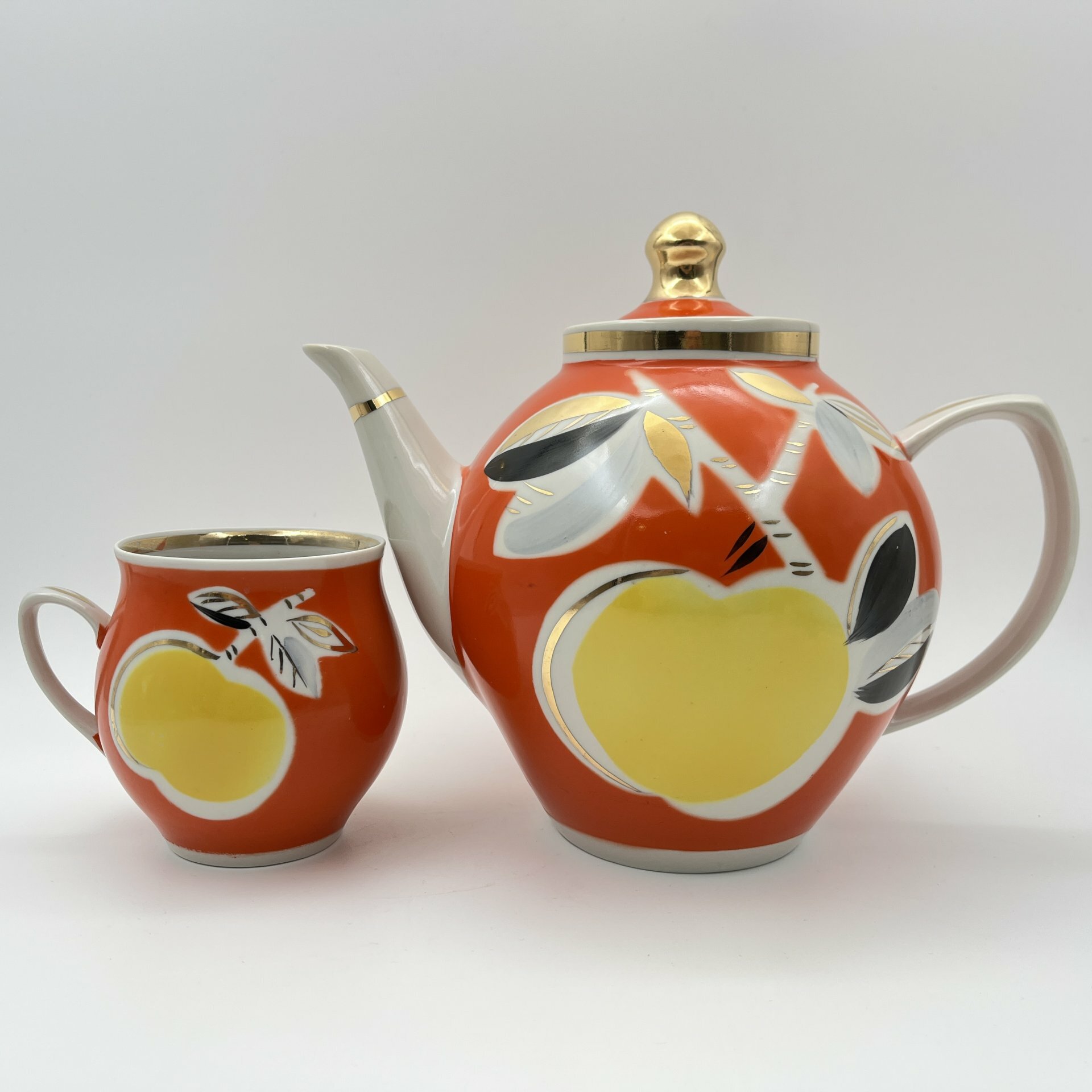 Чайник доливной и чашка, украшенные изображением яблок, фарфор, крытье, роспись