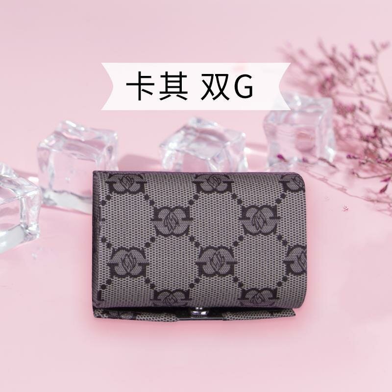 Изысканный портативный футляр для хранения вмещает две помады и оснащен зеркалом для защиты помад, украшений и USB-накопителей.