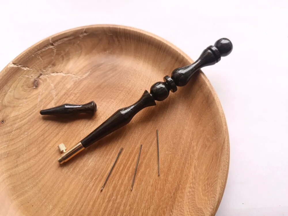 Люневильский крючок с колпачком (Мореный дуб) с 3 сменными иглами (номер 70, 80 и 90)