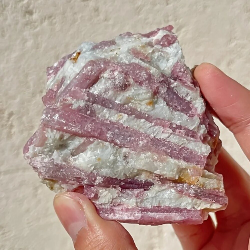 Ярко-розовый турмалин с цветком сливы, нерегулярные необработанные камни, натуральные кристаллы, минералы, украшение комнаты, драгоценные камни, подарок колдовщину