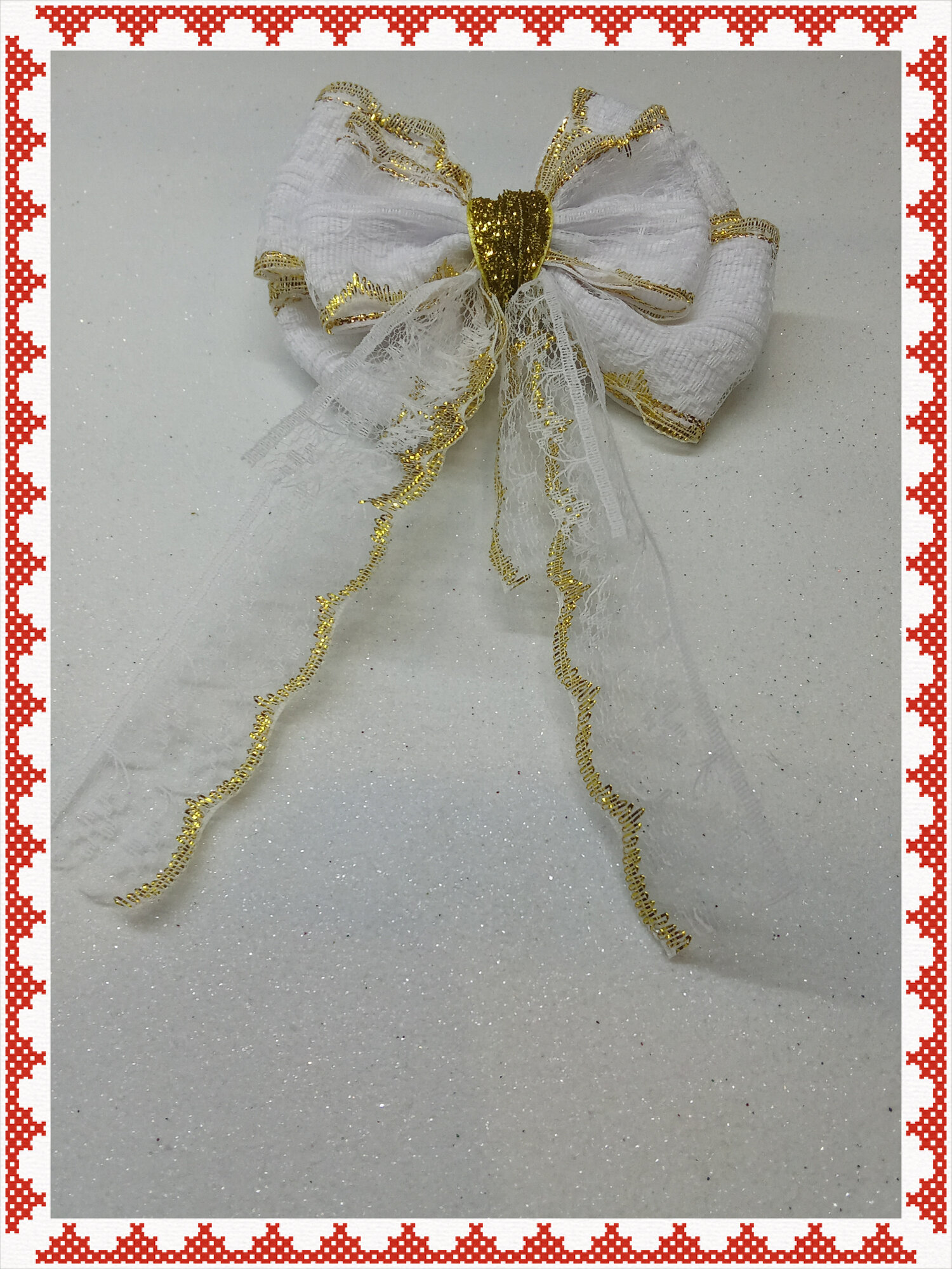 Бантик из репса с кружевом на резинке ручной работы, подходит как для мероприятия так и для повседневного использования