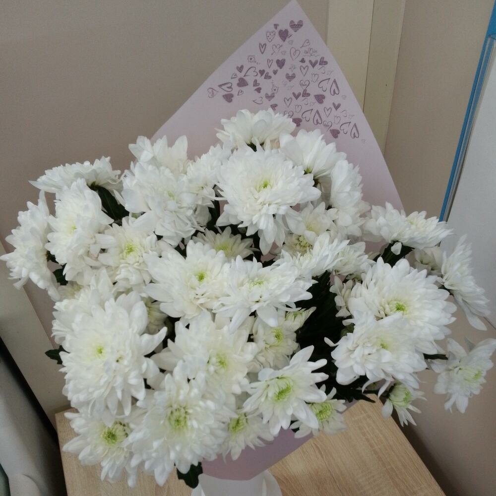 Букет из пяти белых кустовых хризантем