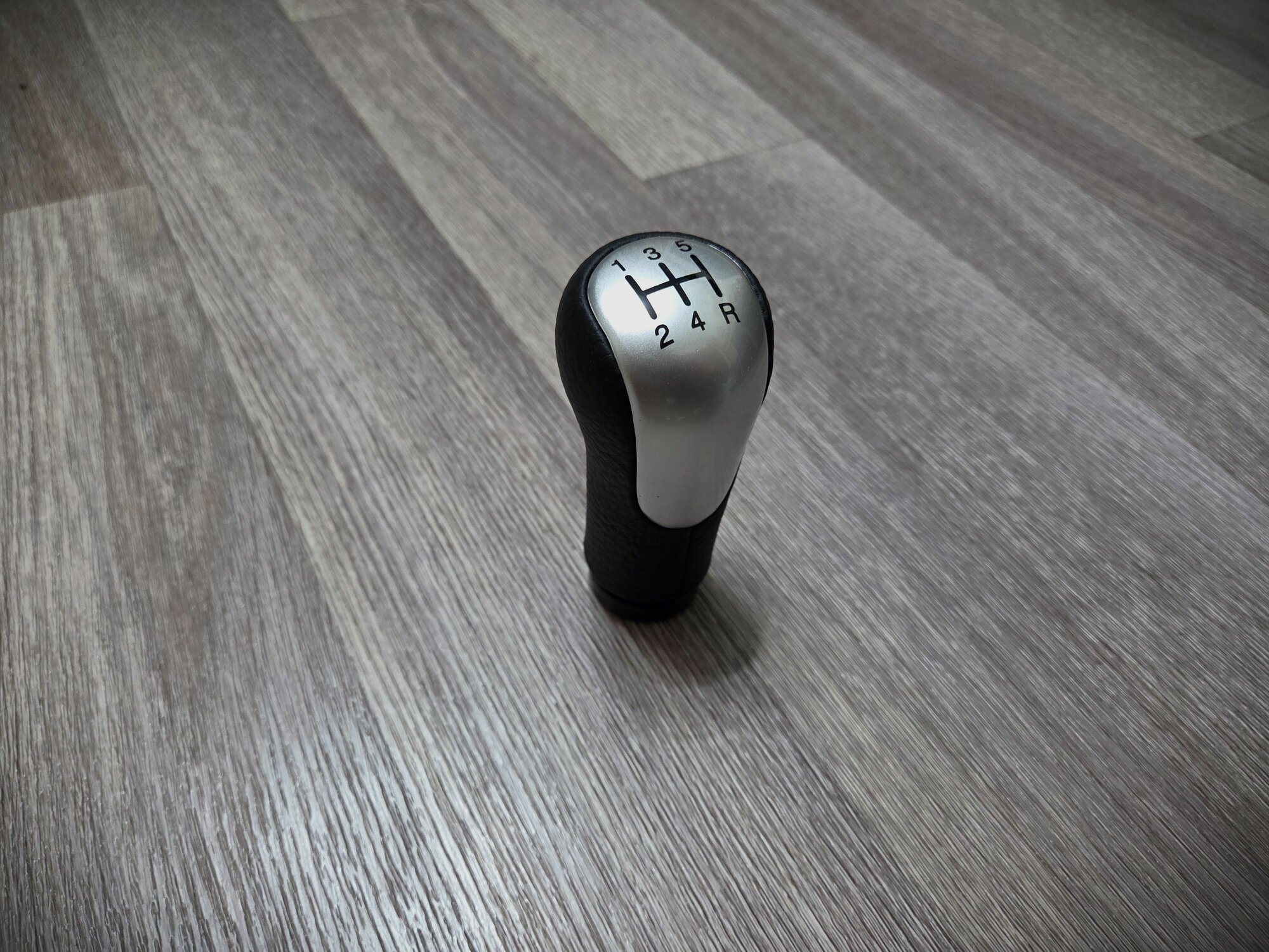 Ручка МКПП серебристая кожаная на Форд Фиеста, Фьюжн, Транзит Коннект