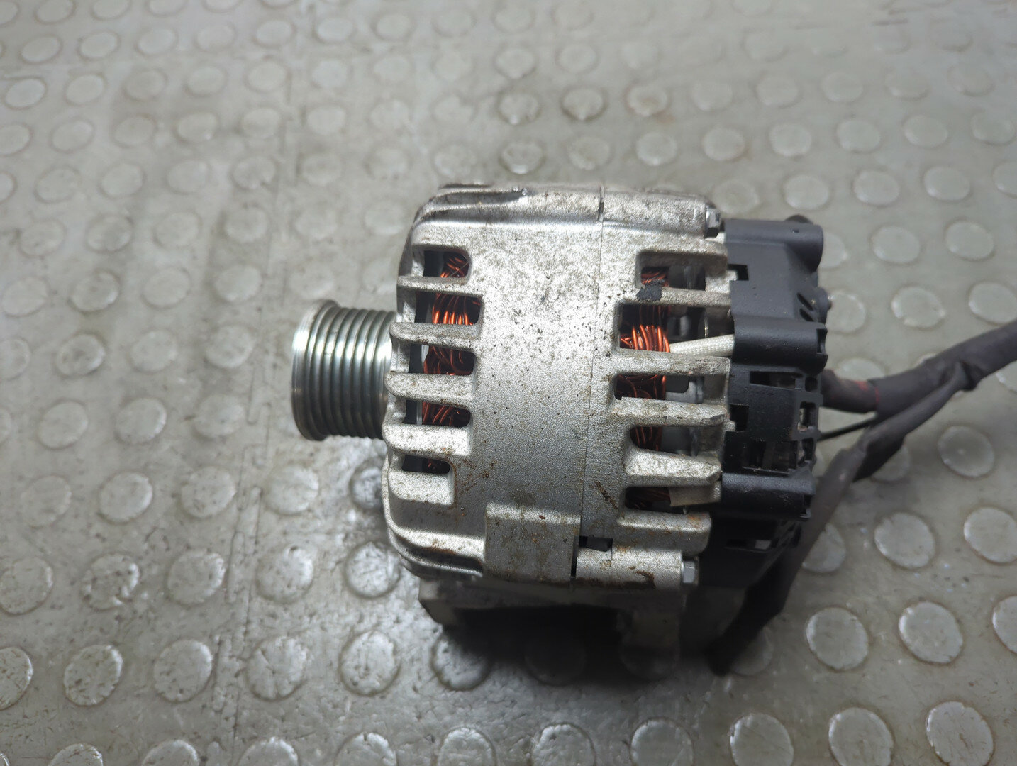 Генератор Opel Vivaro Б/У