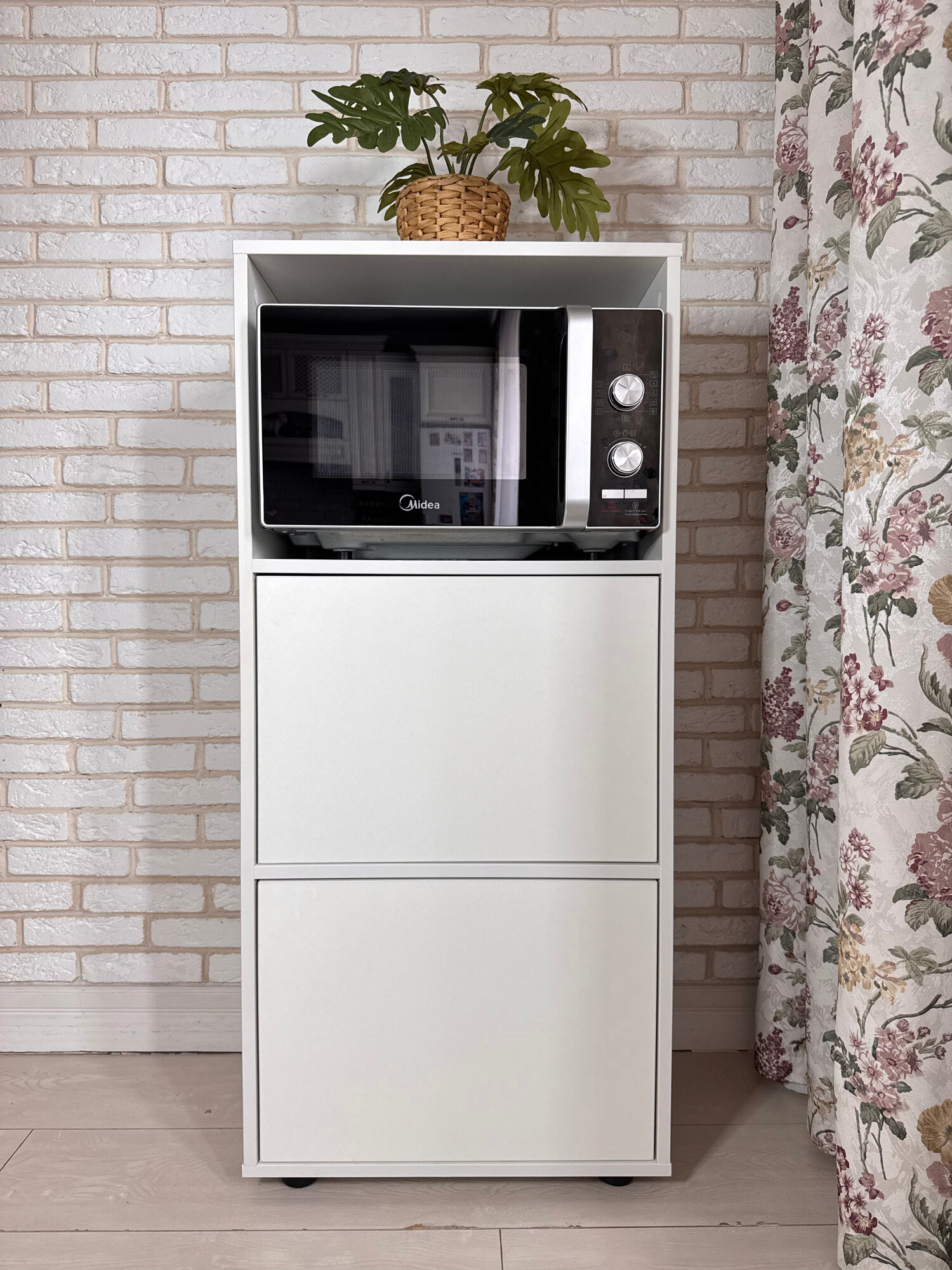 Шкаф-пенал напольный с Push-open системой открывания