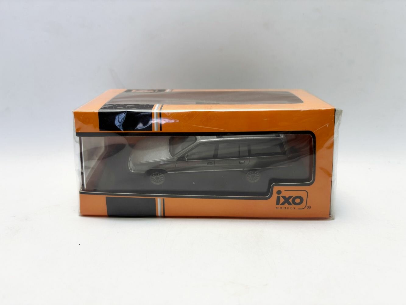 IXO 1/43 Opel Omega A2 1990 Литая модель автомобиля