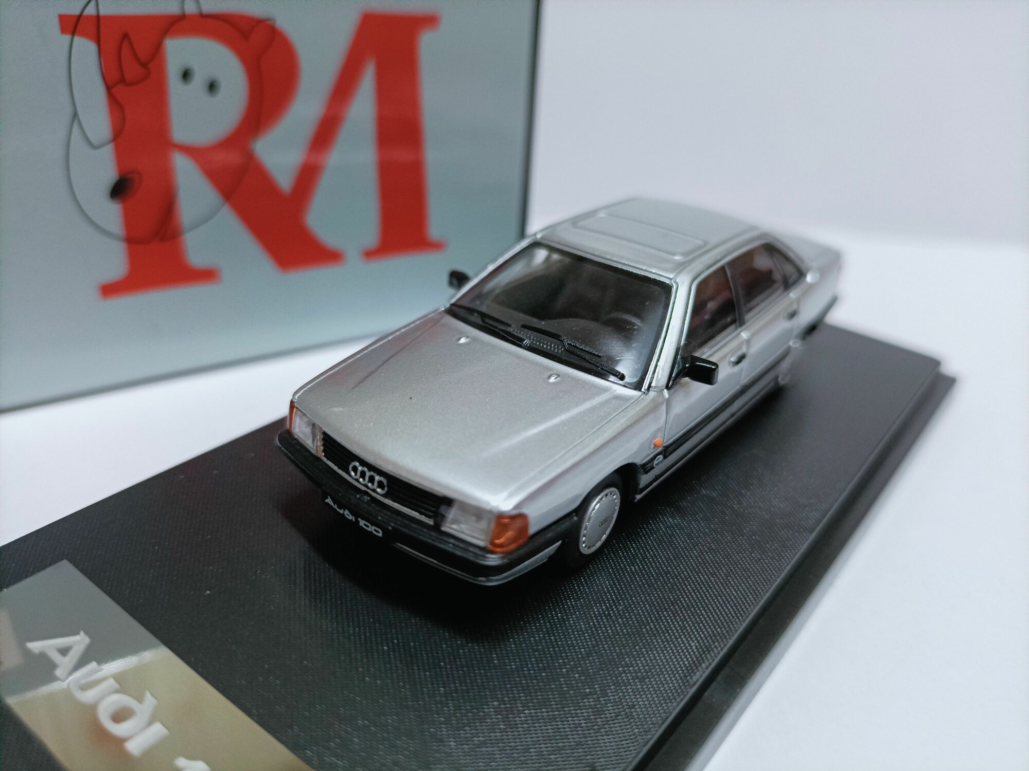 Модель Rhino 1:64 Audi 100 C3 серебристо-черная автомобиля из сплава