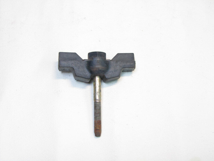 Болт крепления запасного колеса 96428807 WN 96425319 Шевроле Лачетти (48, 35, 19) в багажнике