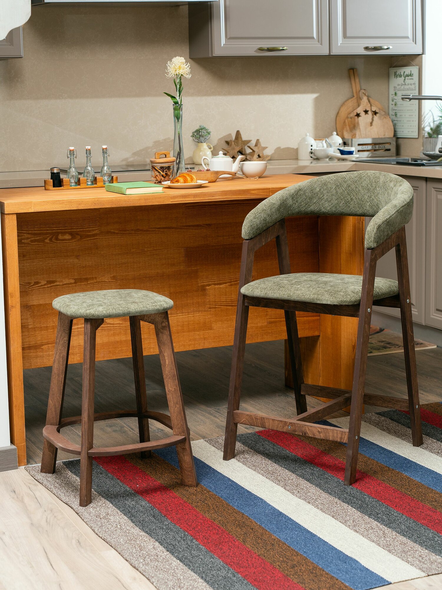 Мягкий полубарный стул + полубарный табурет для кухни