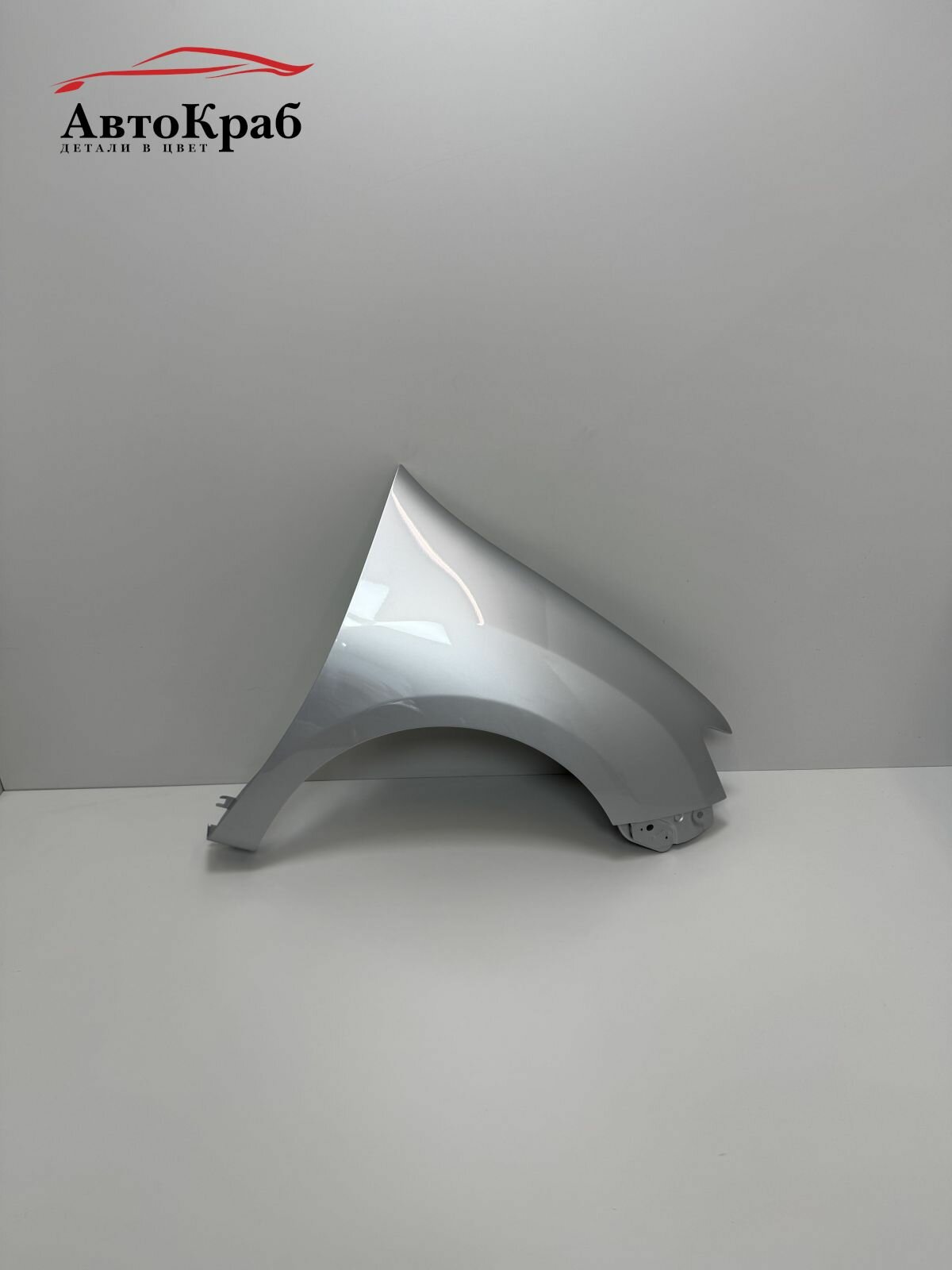 Крыло переднее правое без повторителя в цвет для Рено Логан 2 Сандеро 2014 - 2018 г. D69 - серебристый